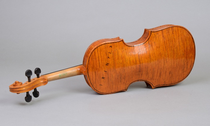 Brácsa – gyufaszálakból. A hangszerrel zenész társai és a vendégek ...