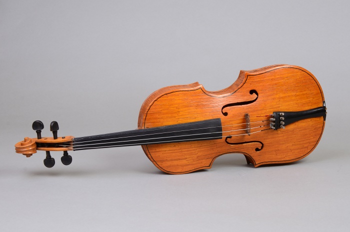 Brácsa – gyufaszálakból. A hangszerrel zenész társai és a vendégek ...