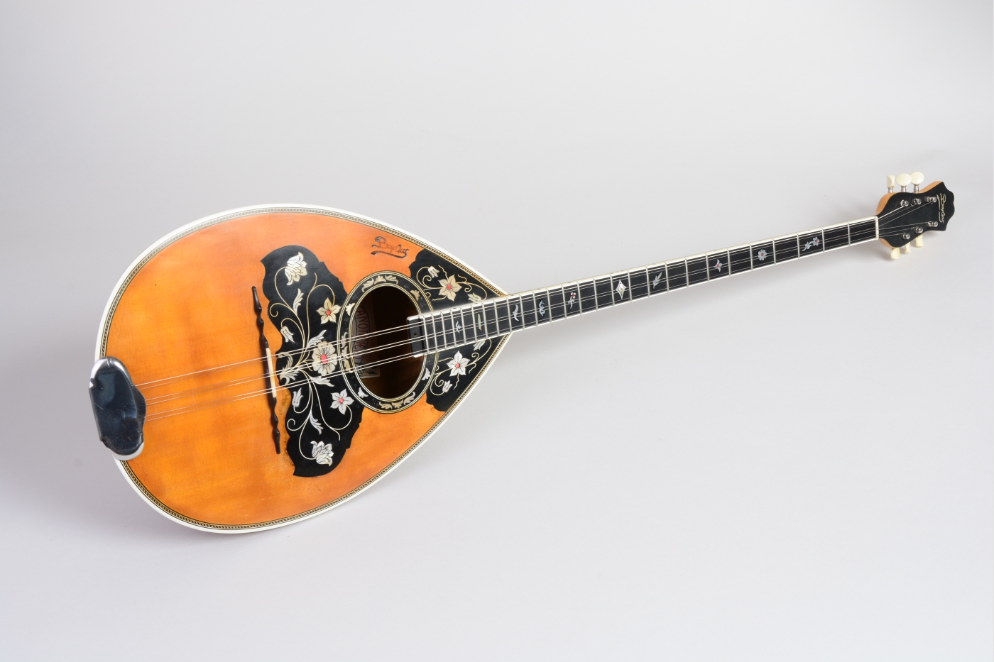 Buzuki, a görögök nemzeti hangszere | Néprajzi Múzeum