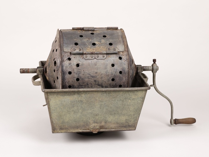 By Hand or by Machine? | Museum of Ethnography